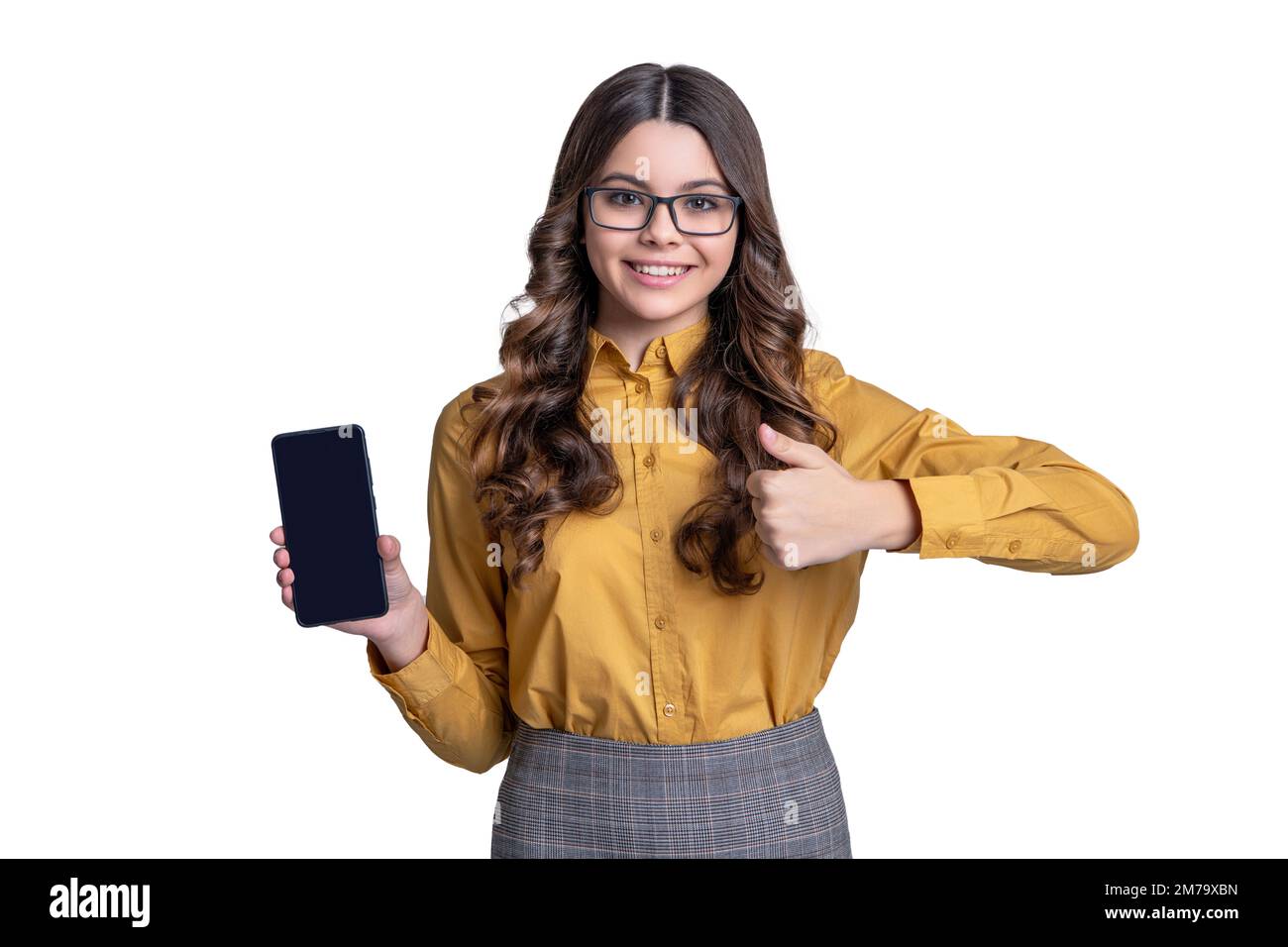 Teenager, die Handy-App im Studio zeigt, Daumen hoch. Teenager, die im ...