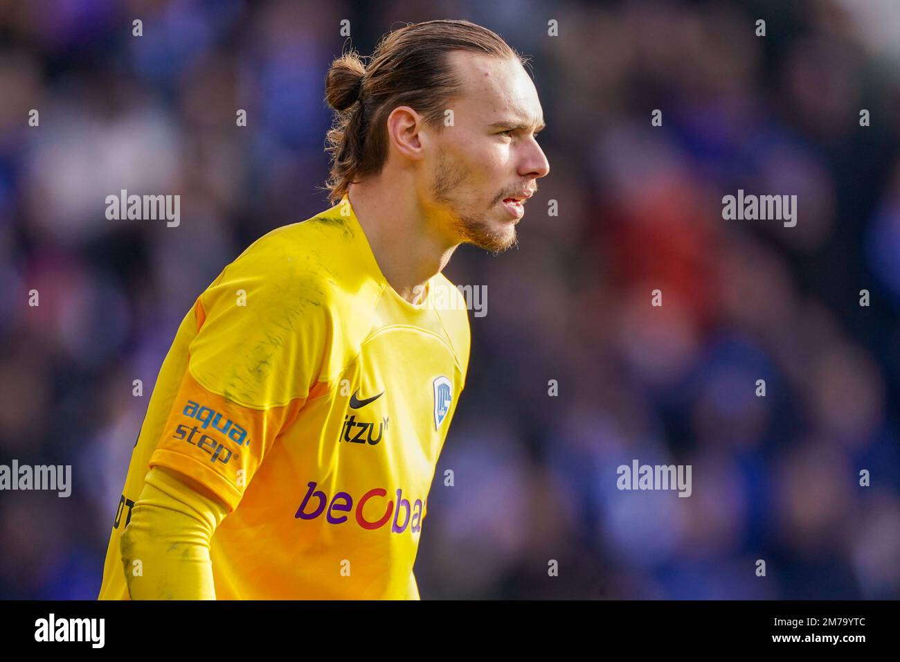 GENK, BELGIEN - JANUAR 8: Maarten Vandevoordt von KRC Genk schaut auf ...