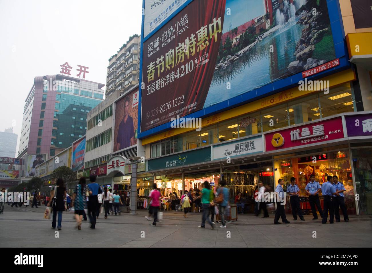 Chengdu chunxi road mall -Fotos und -Bildmaterial in hoher Auflösung – Alamy