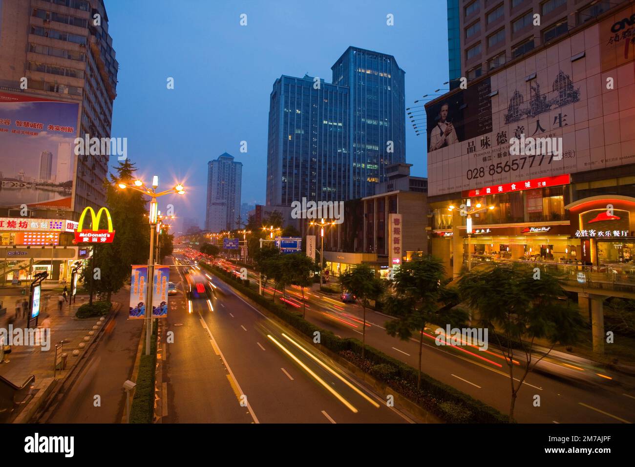 Chengdu chunxi road mall -Fotos und -Bildmaterial in hoher Auflösung ...