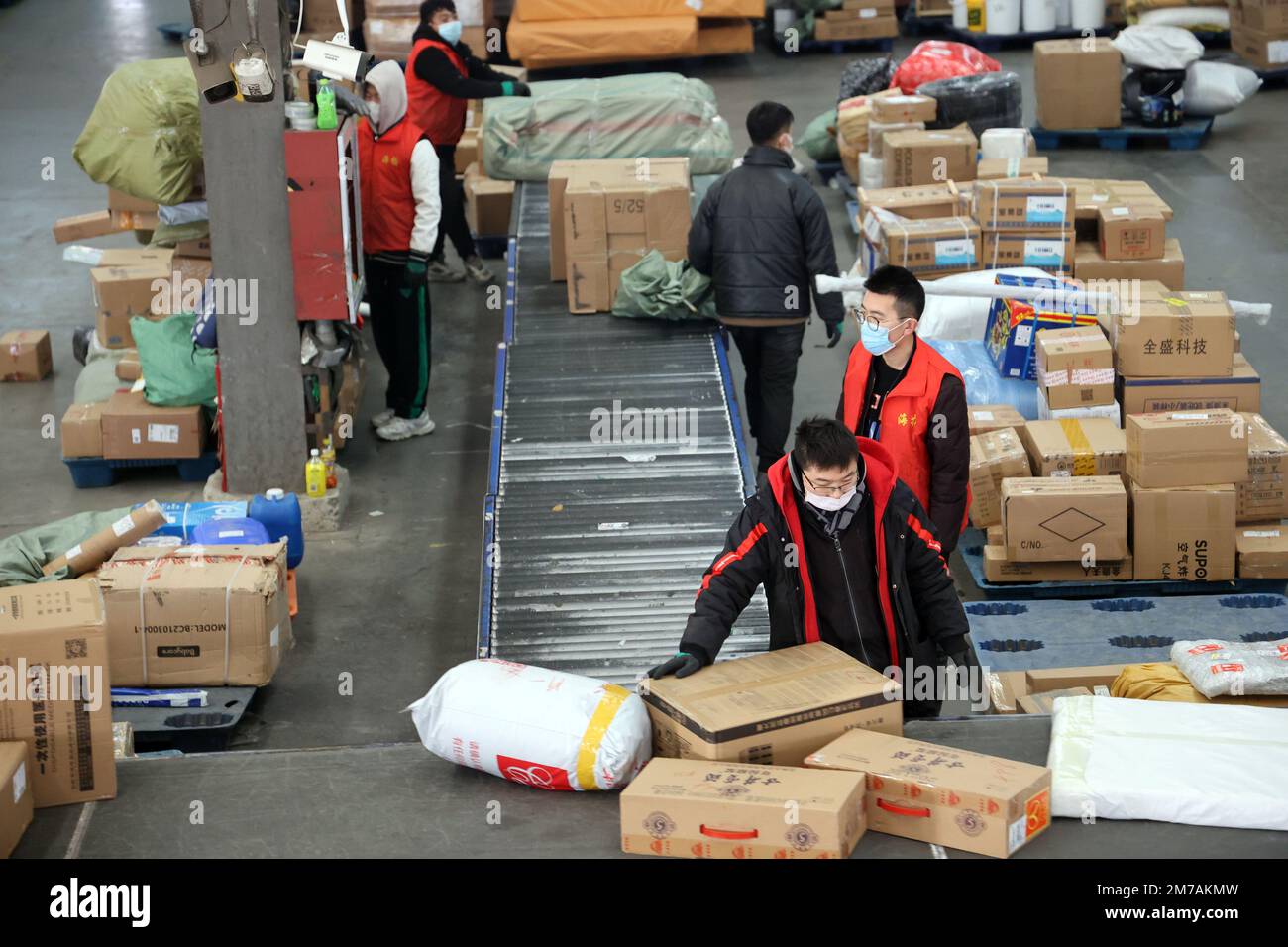 NANTONG, CHINA – 9. JANUAR 2023 – Mitarbeiter eines ...