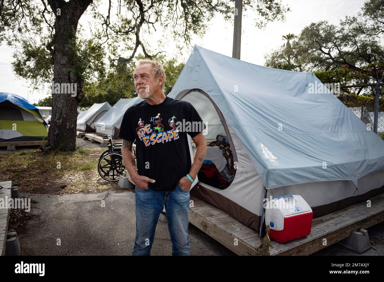 Tampa, Florida, USA. 30. Dezember 2022. Doug Craven, 65, vor seinem ...