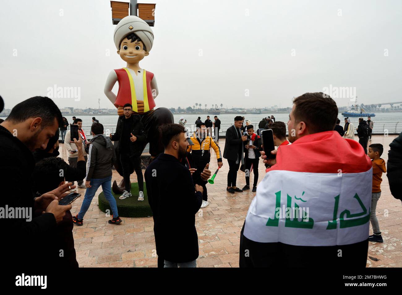 Touristen in Basra machen Erinnerungsfotos mit dem Sindbad dem Seemann ...