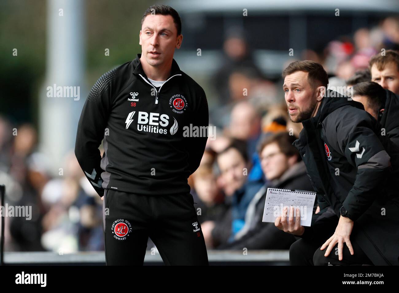 Fleetwood Town Manager Scott Brown mit Steven Whittaker und seinem ...