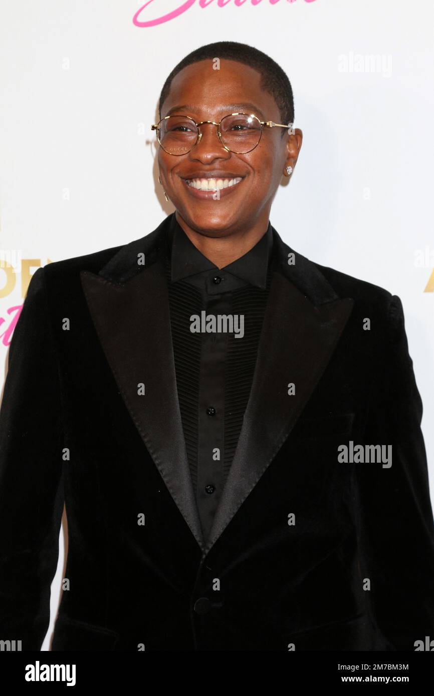 LOS ANGELES - 8. JANUAR: Jessica Betts in Einem Golden Salute an Sheryl ...