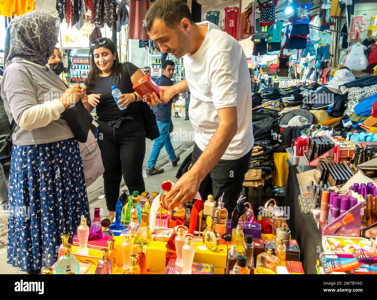 Einkaufen in Ankara. Türkische Frau, die Parfüm-Duft an der ...