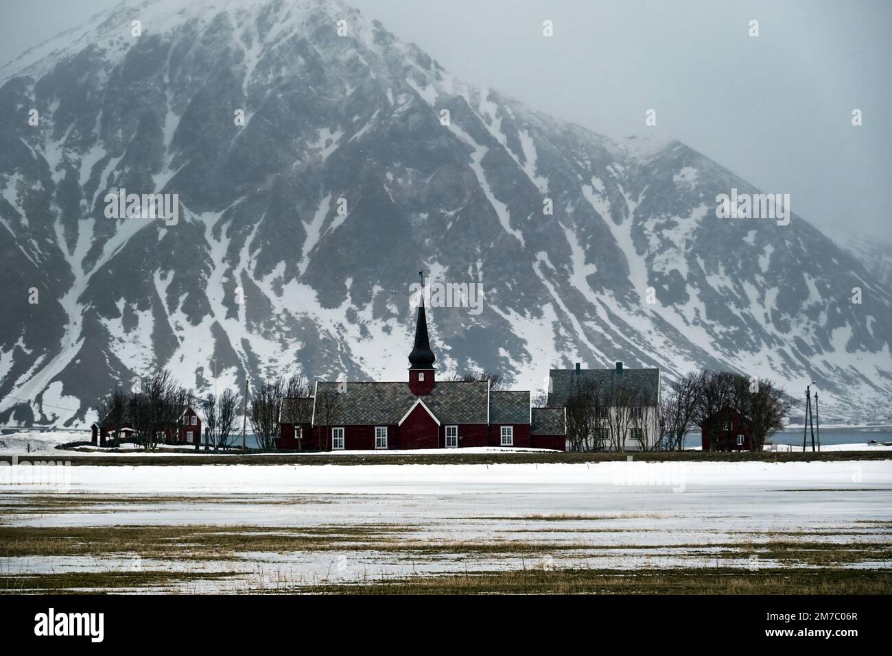 Die kirche von flakstad im schnee -Fotos und -Bildmaterial in hoher ...