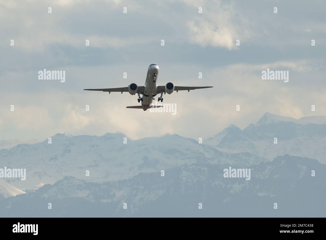 Zürich, Schweiz, 23. Dezember 2022 Helvetic Airways Embraer E195-E2 ...