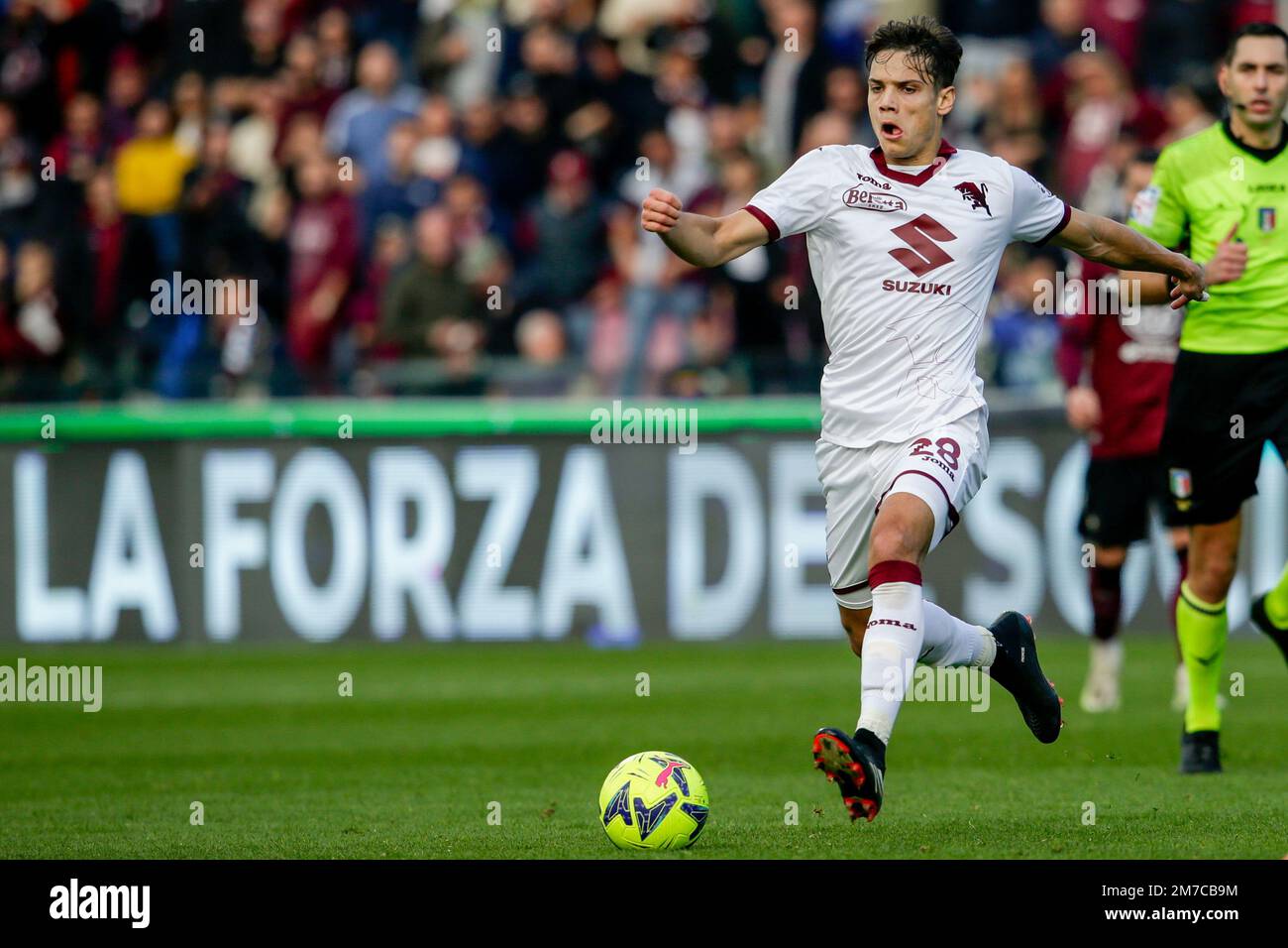 Torinos italienischer Mittelfeldspieler Samuele Ricci kontrolliert den Ball während des ...