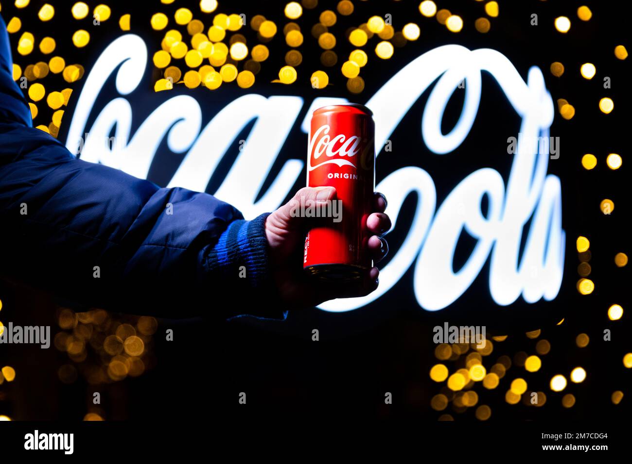 Belgrad, Serbien - 5. Januar 2023: Coca-Cola-Dose in der Hand mit Coca ...