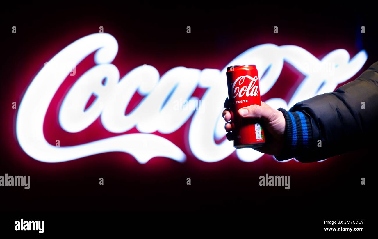 Belgrad, Serbien - 5. Januar 2023: Coca-Cola-Dose in der Hand mit Coca ...