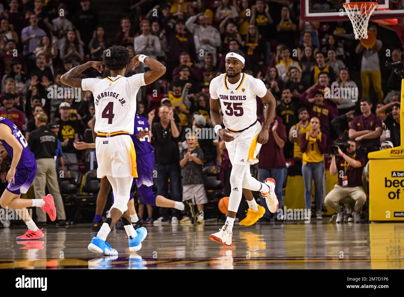 Arizona State Guard Desmond Cambridge Jr (4) feiert mit Bruder Guard ...