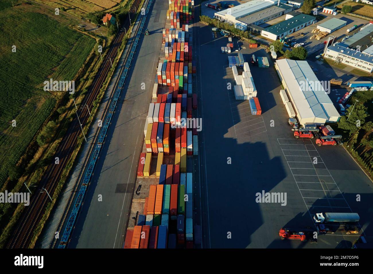 Versandcontainer im Terminal, Entladen von Containern im Lager auf der ...