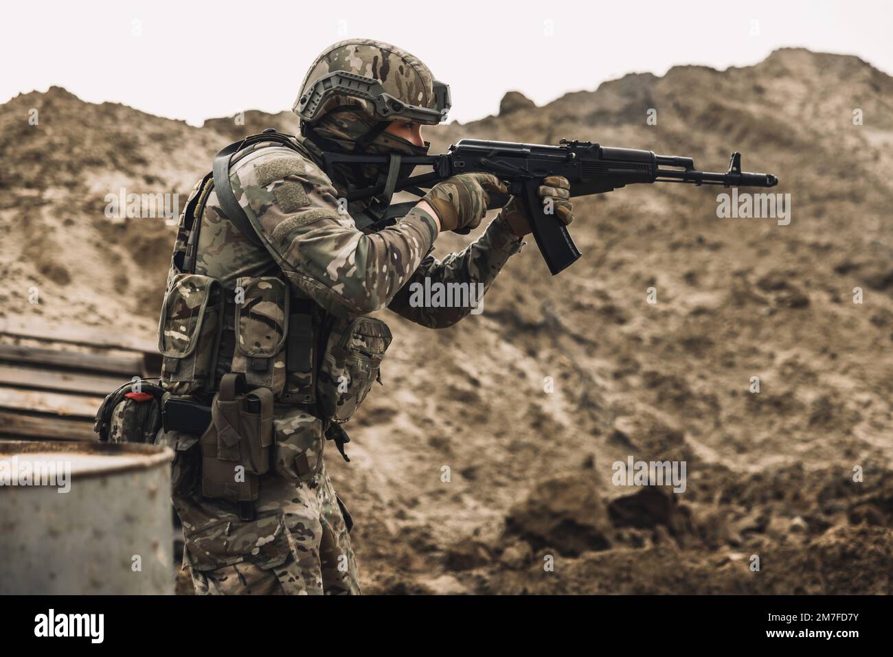 Ein Soldat schießt aus dem Gewehr Stockfotografie - Alamy