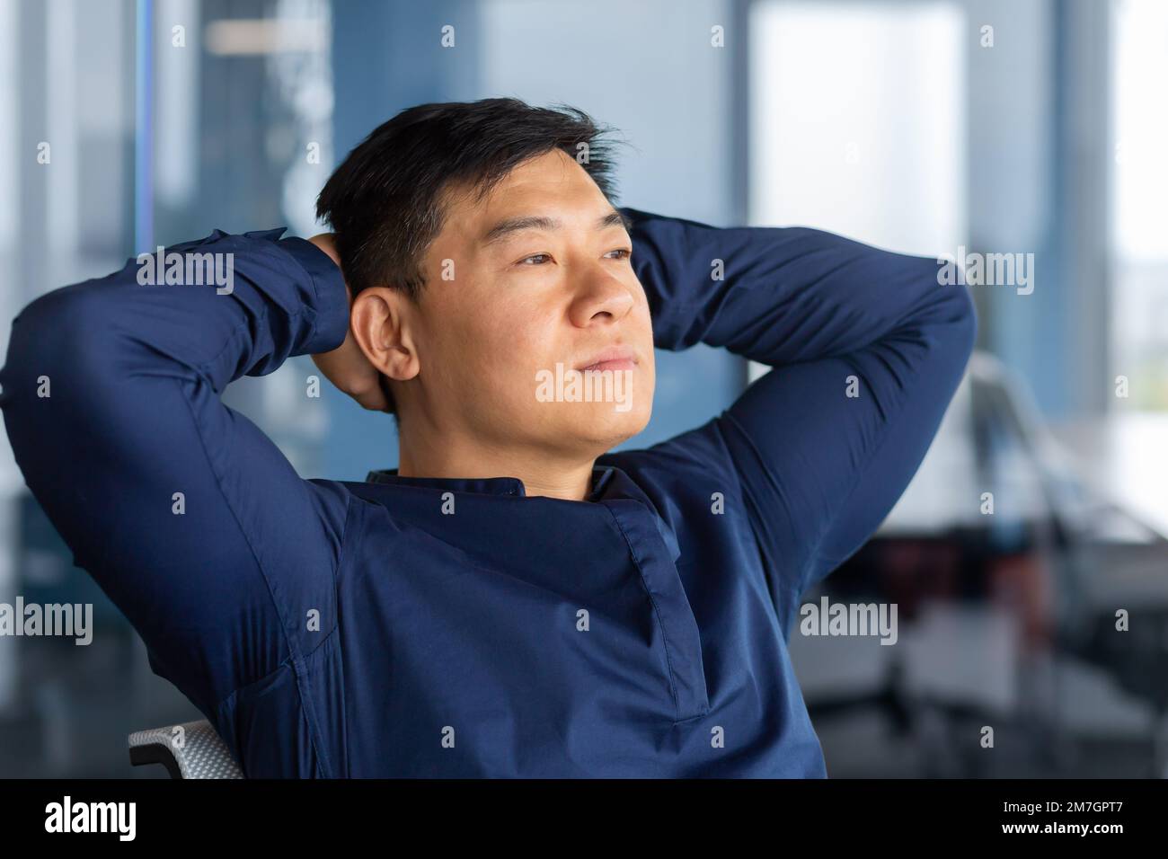 Junger mann schaut aus dem fenster -Fotos und -Bildmaterial in hoher ...