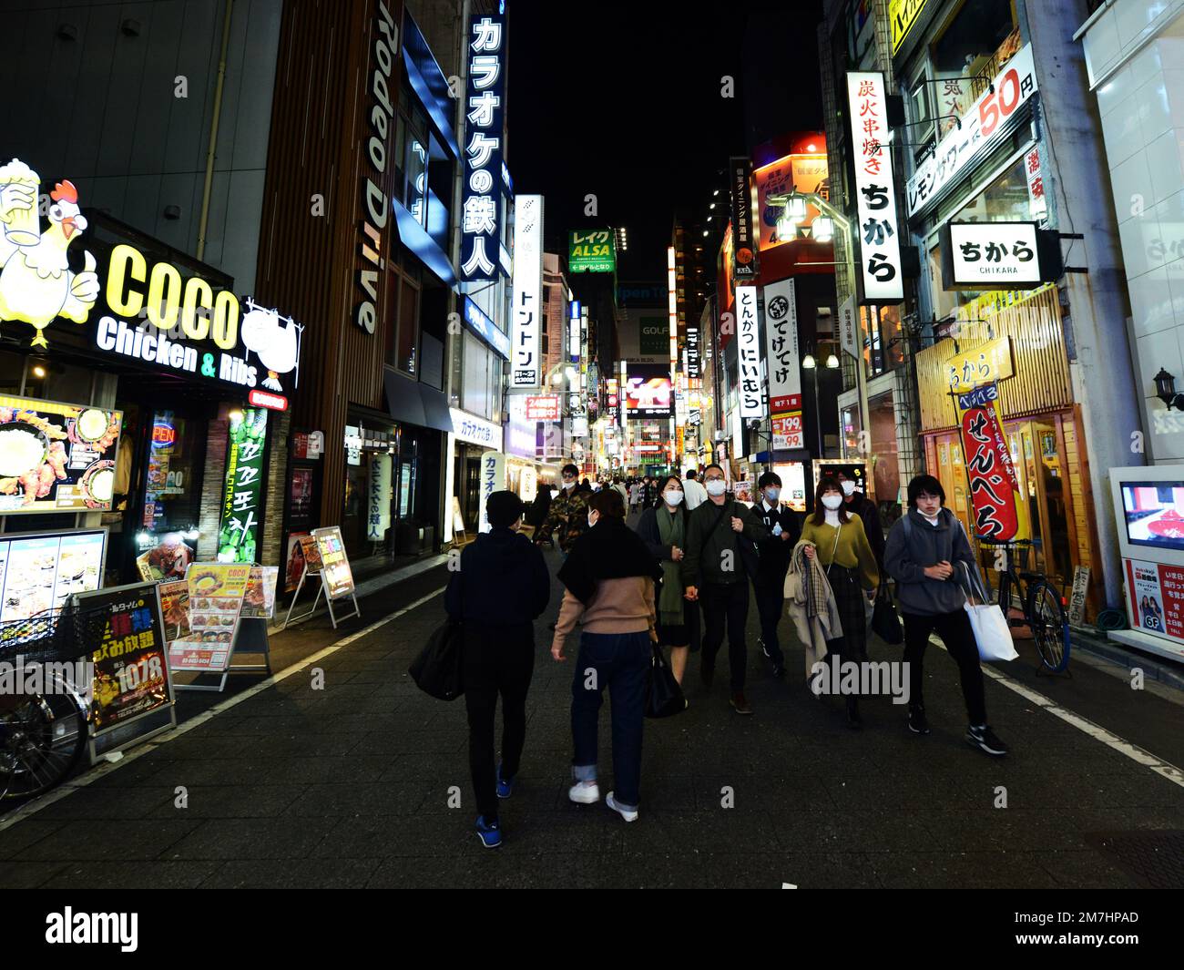 Nachtleben shinjuku -Fotos und -Bildmaterial in hoher Auflösung – Alamy