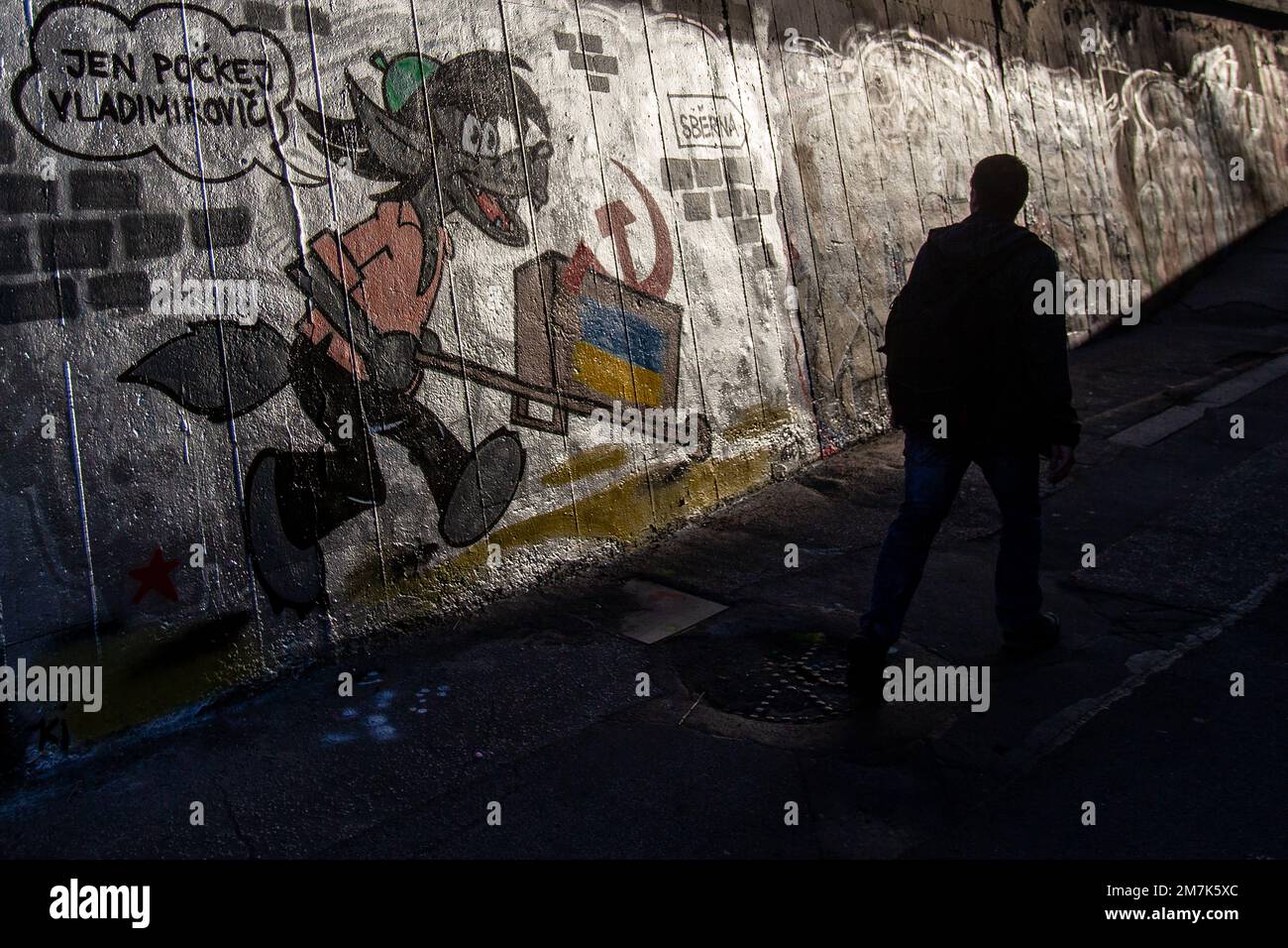 Die Graffiti gegen den Krieg in der Ukraine des Straßenkünstlers zeigt ...