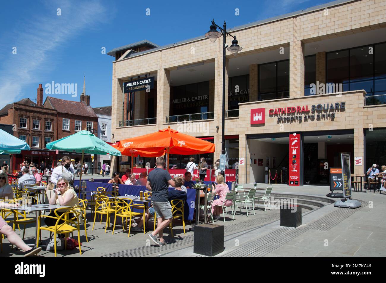 Square mall plaza -Fotos und -Bildmaterial in hoher Auflösung – Alamy