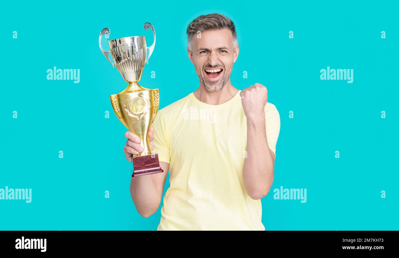 Der erfolgreiche Champion feiert den Sieg mit einer Auszeichnung im ...