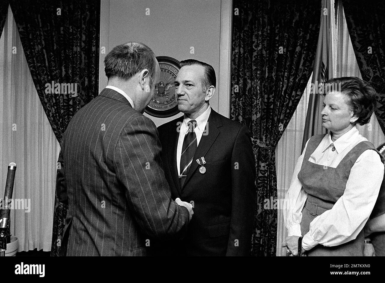 Verteidigungsminister Melvin R. Laird, Left, gratuliert G. Warren ...