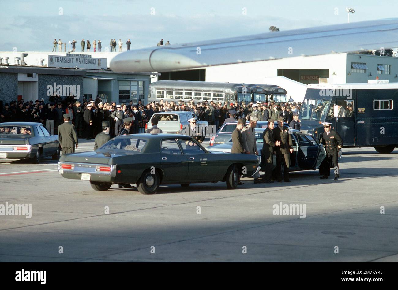 Ein Blick auf die Menge, die sich versammelt hat, um den kürzlich ...