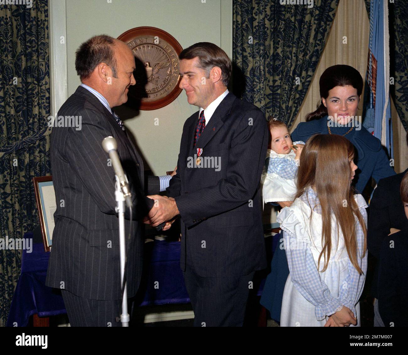 Verteidigungsminister Melvin R. Laird, Left, gratuliert Rady A. Johnson ...