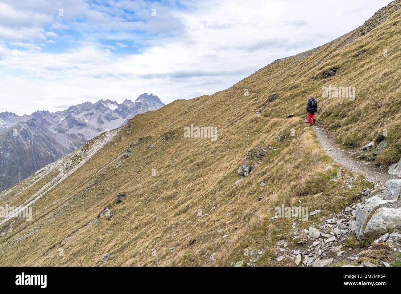 Bergwanderer auf schmalem bergpfad durch steilhang -Fotos und ...
