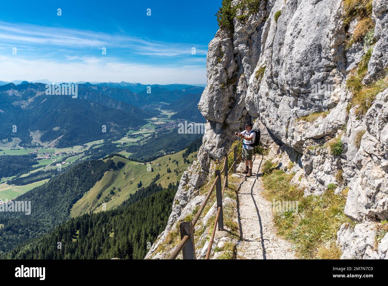 Wanderer mit smartphone auf dem wendelsteingipfel -Fotos und ...