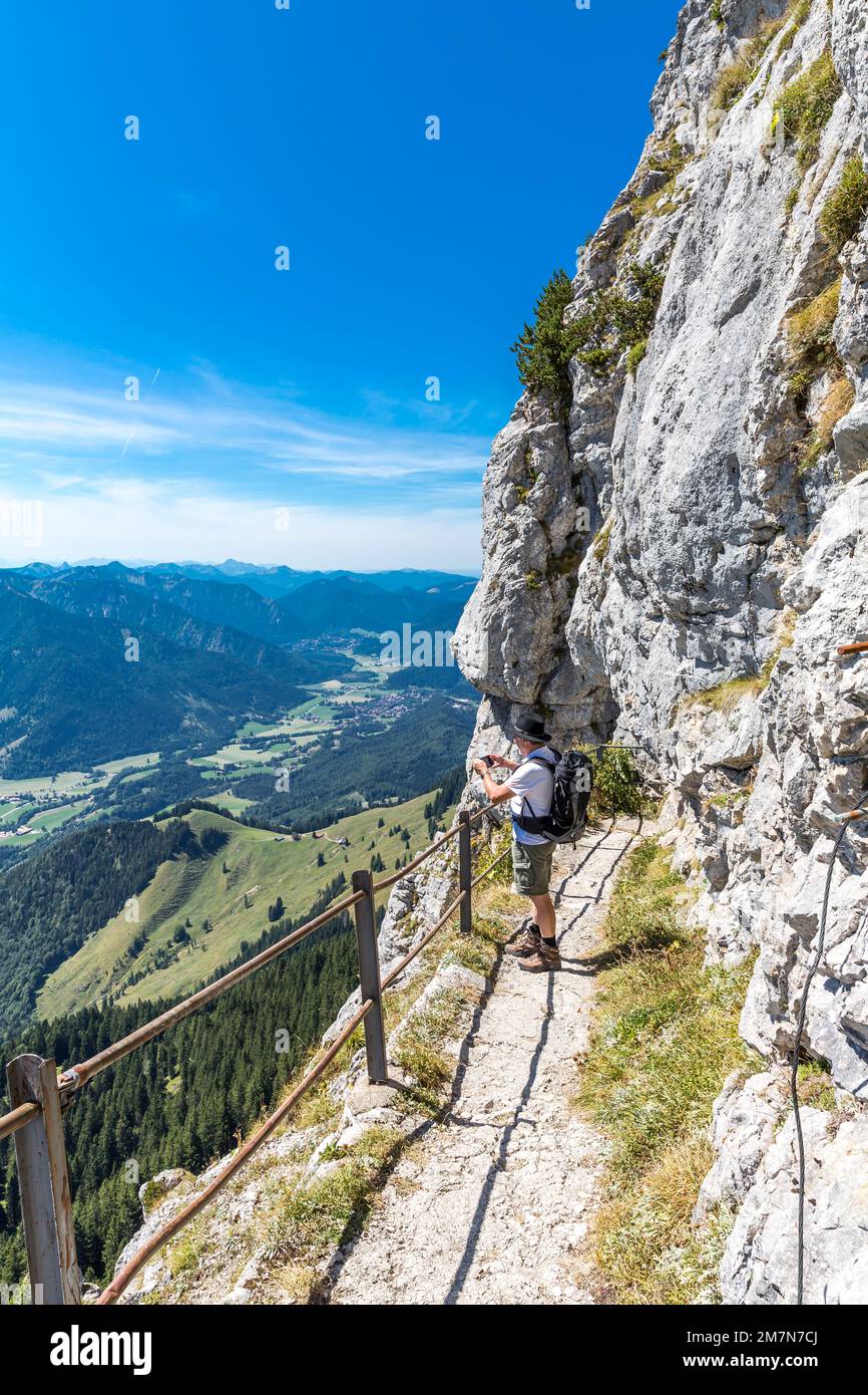 Wanderer mit smartphone auf dem wendelsteingipfel -Fotos und ...
