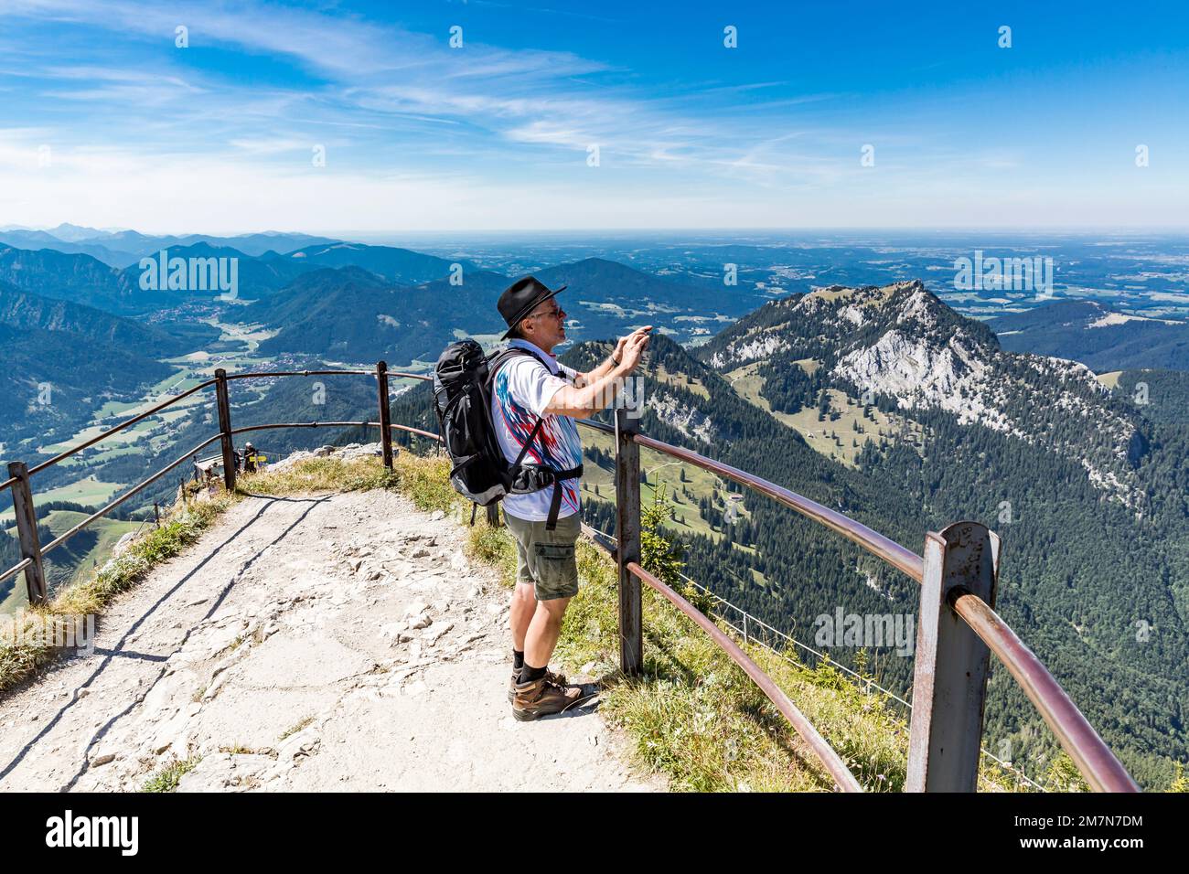 Wanderer mit smartphone auf dem wendelsteingipfel -Fotos und ...