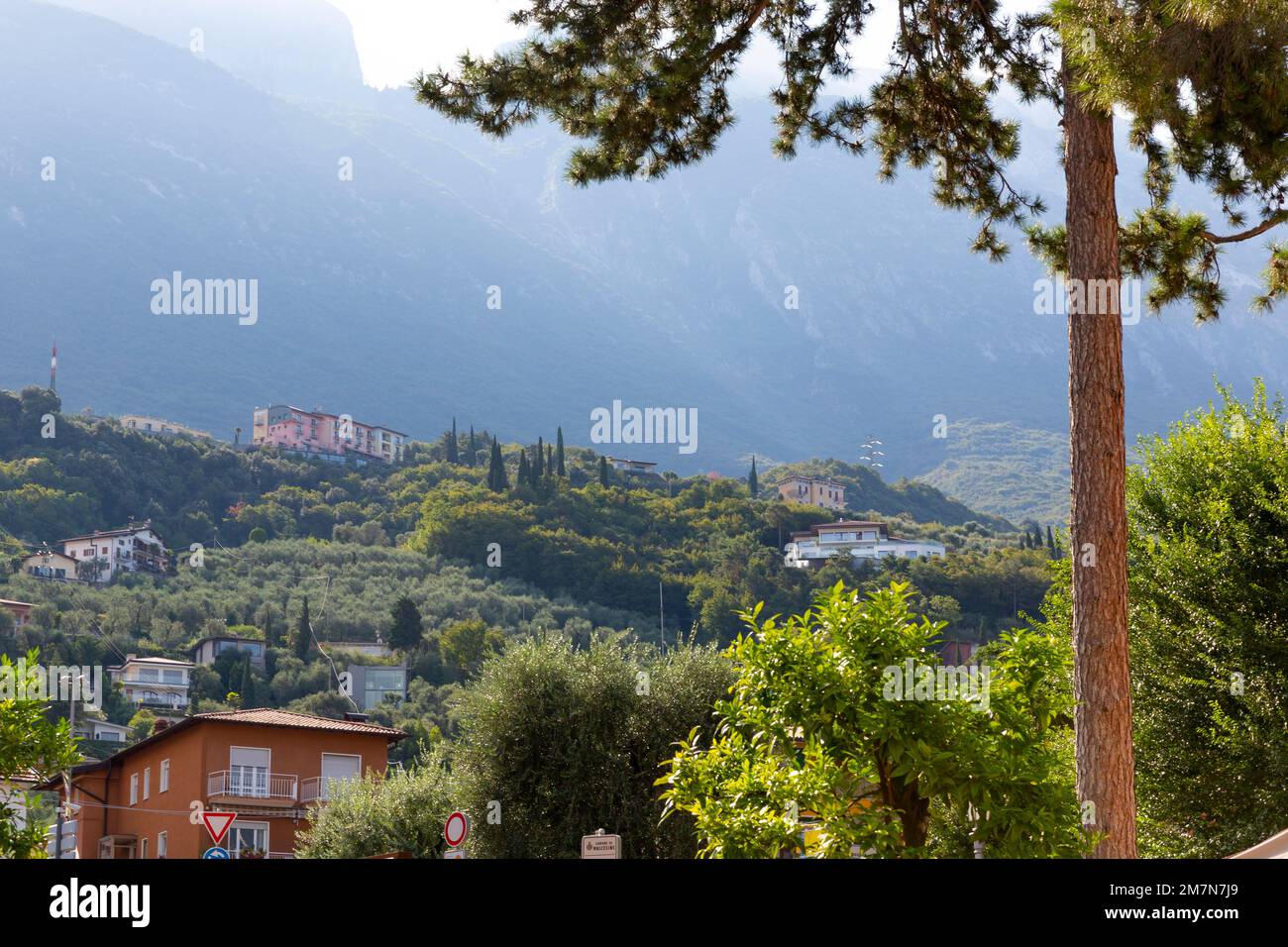 Hinter dem monte baldo im nebel -Fotos und -Bildmaterial in hoher ...