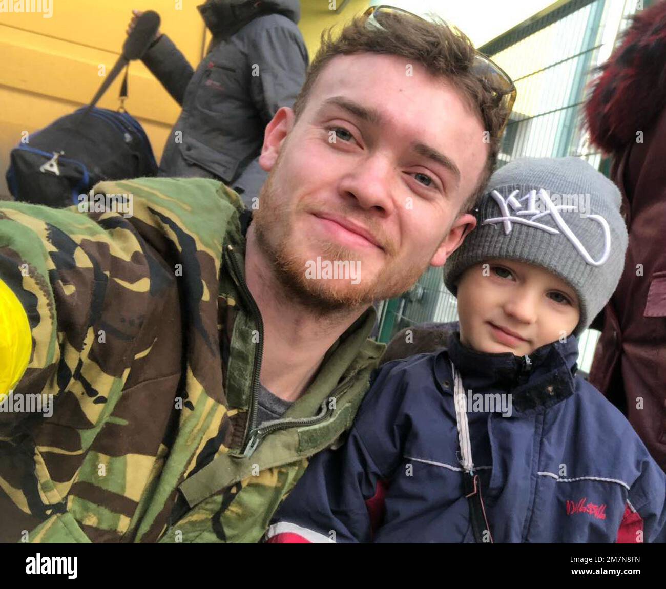 Christopher Parry wird mit einem Mädchen dargestellt, dessen Familie er ...