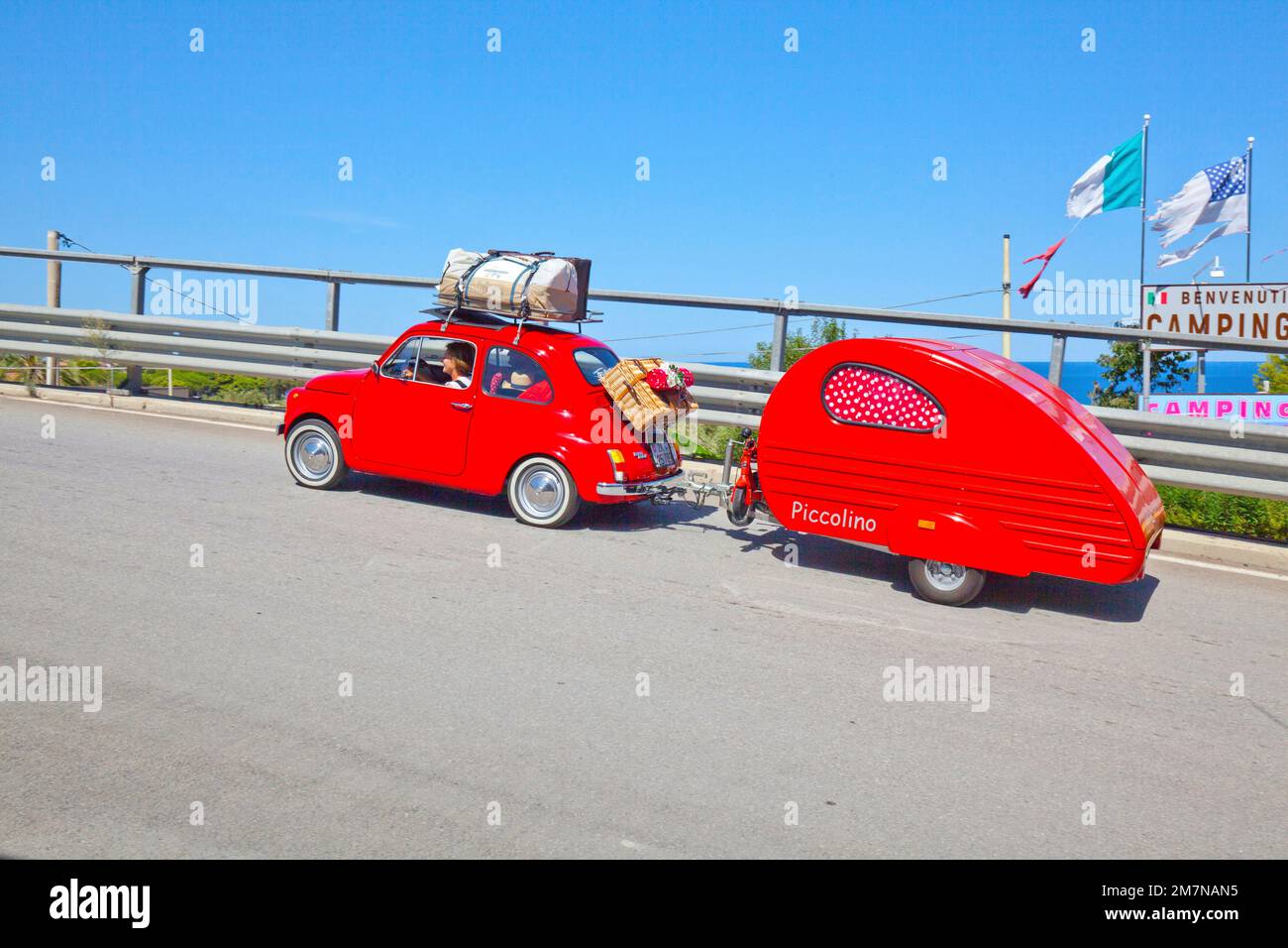 Leuchtend roter Fiat 500 mit Wohnwagen auf Reisen, Sizilien ...