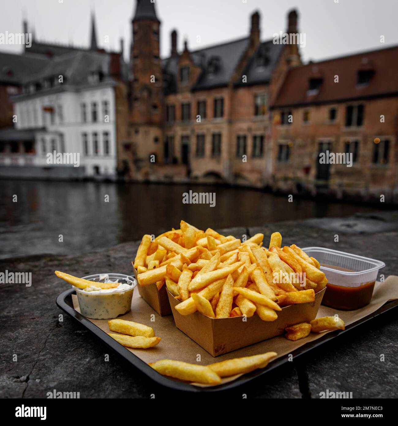 Essen traditioneller Street Food - Belgische Pommes Frites im Freien in ...