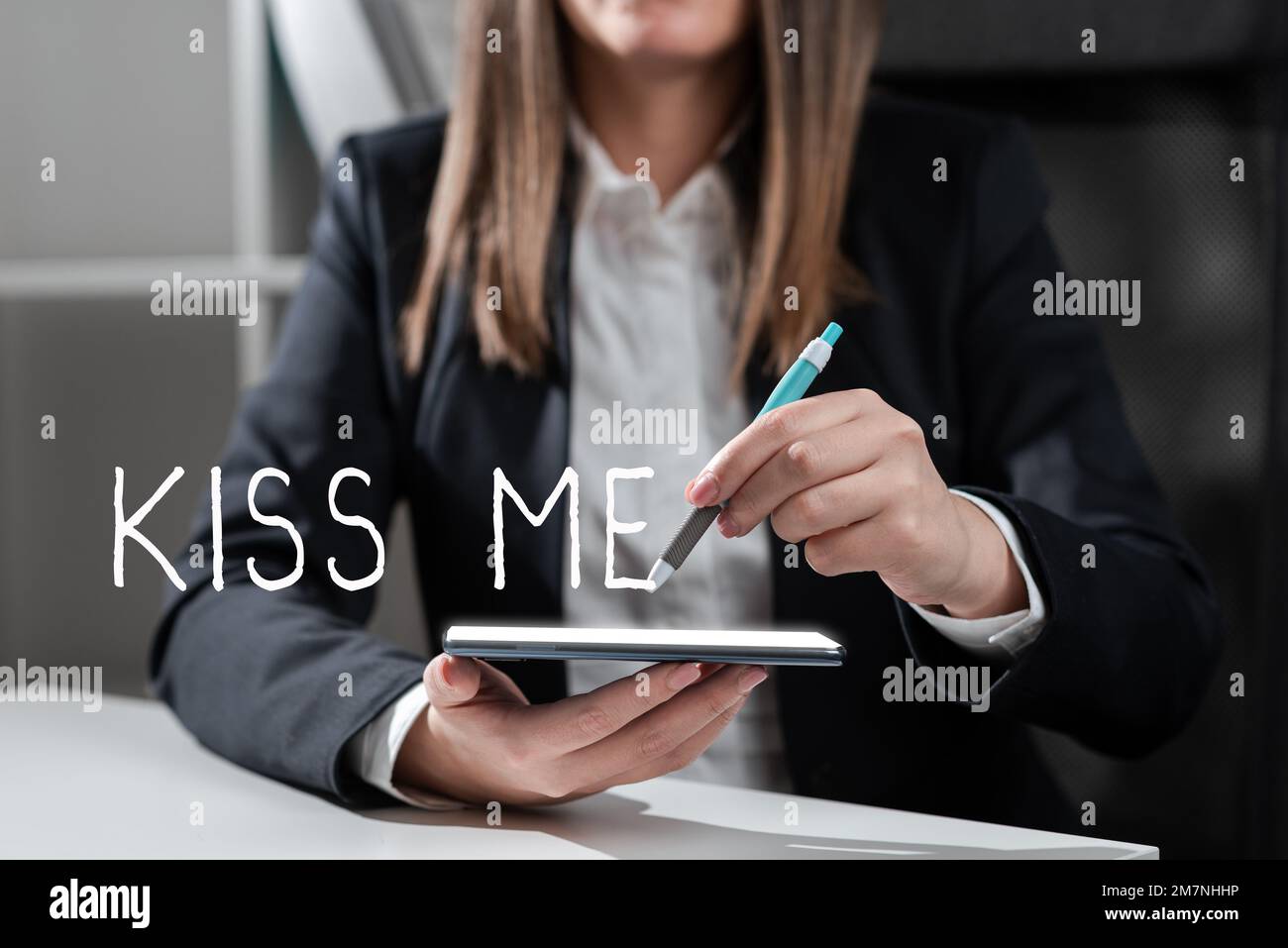 Inspiration mit dem Schild Kiss Me. Geschäftsansatz formlos darum ... Inspiration mit dem Schild Kiss Me. Geschäftsansatz formlos darum ...