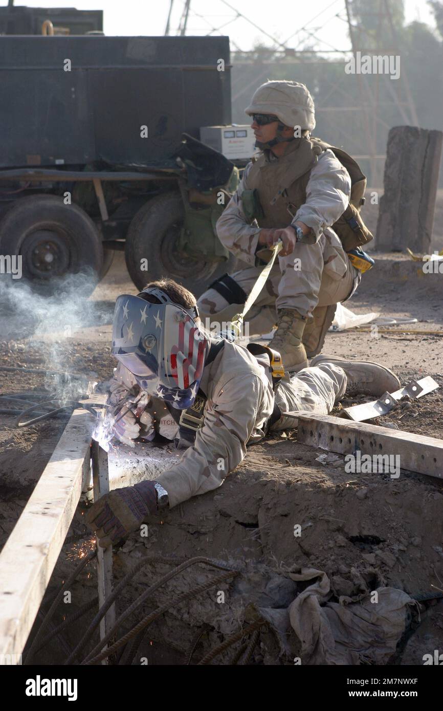 041116-M-1250B-008. [Complete] Szene Caption: US Navy (USN) Seabee ...