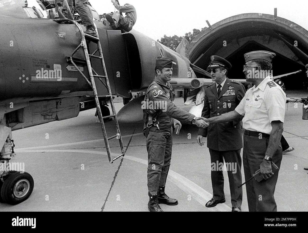 OBERST Peter T. Kempf, 4. Befehlshaber des taktischen Kampfflügels ...