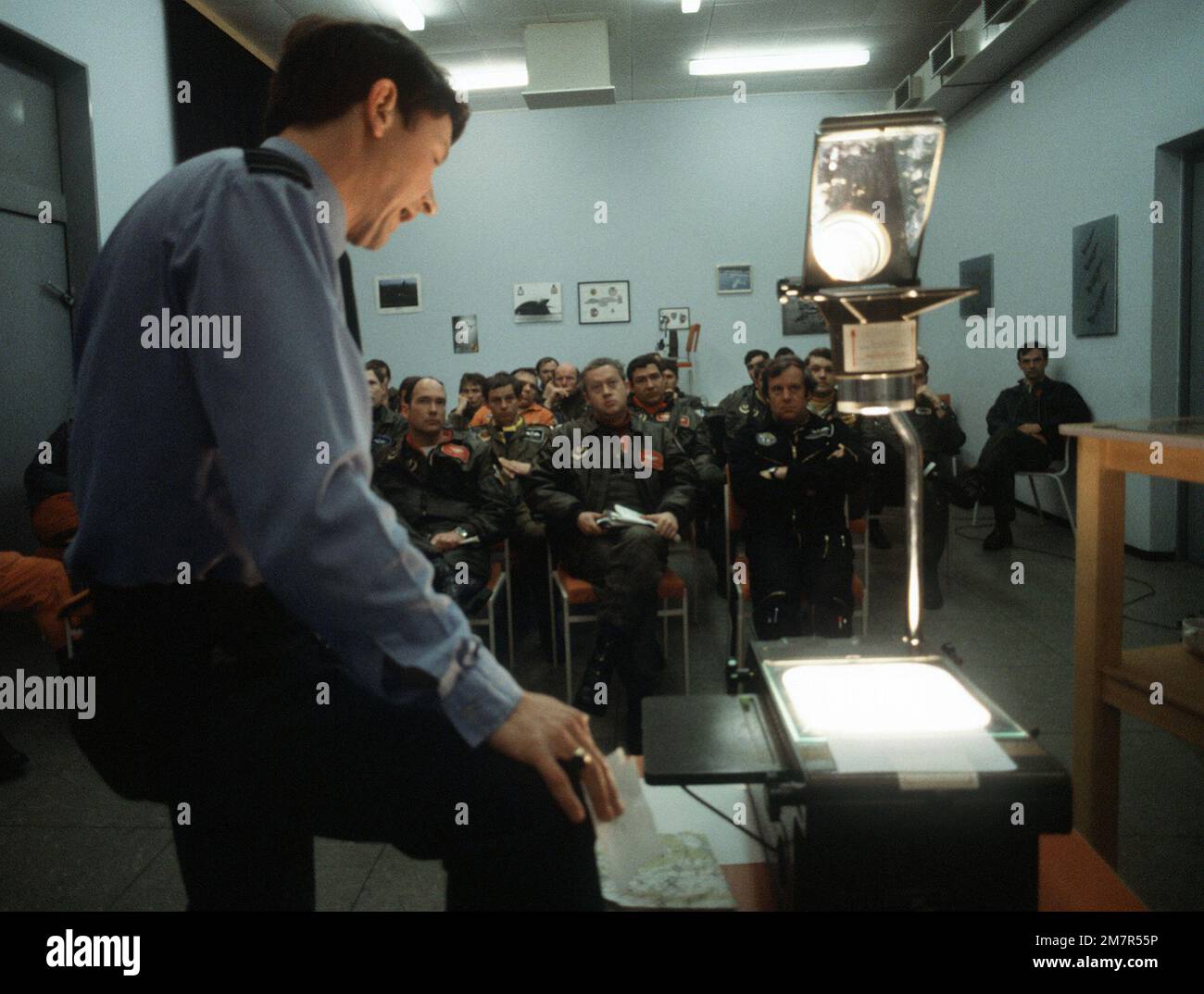 John Broadbent, Leiter der Royal Air Force, leitet die Diskussion im ...