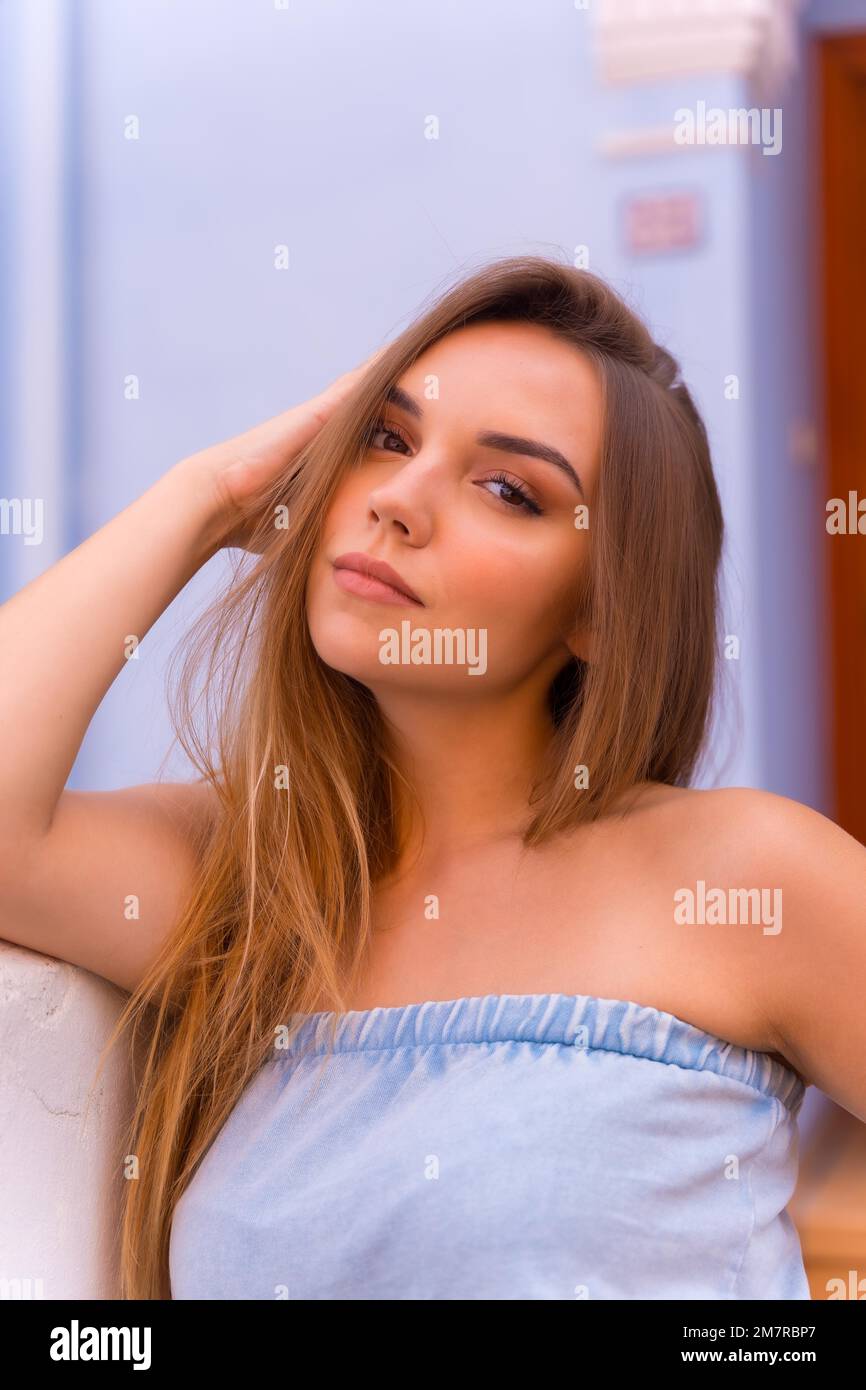 Sommerleben, Porträt einer attraktiven jungen blonden Frau in blauer ...