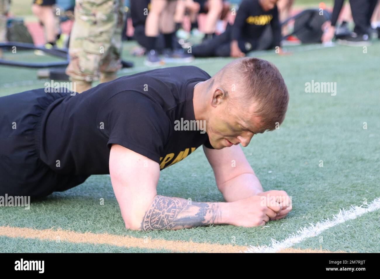 USA Army Staff Sgt. Calvin Miller, 2. Infanterie Deivision, nimmt ...