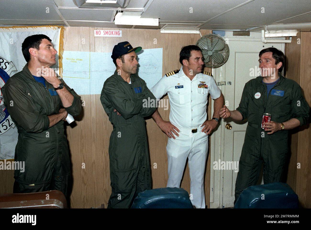 CAPTAIN Robert C. Taylor Jr., Zweiter von rechts, kommandierender ...