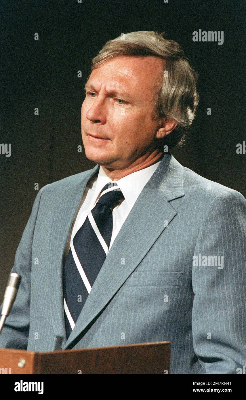 Staatssekretär der Air Force Edward C. Aldridge nimmt sich einen Moment ...