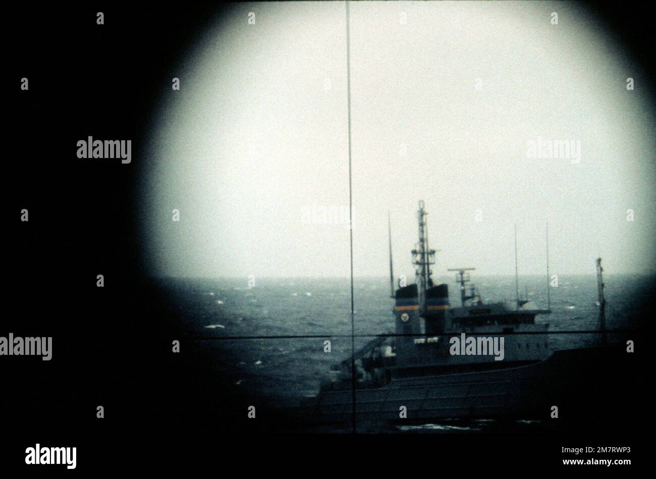 Ein Steuerbordblick auf den laufenden Schlepper USNS SIOUX (T-ATF 171 ...