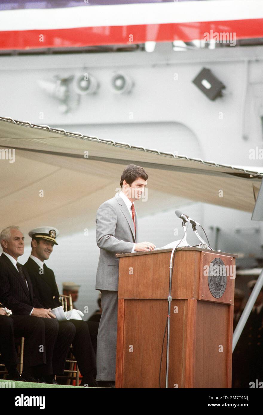 Todd Pacific Shipyard Vice President John T. Gilbride Jr. spricht bei ...