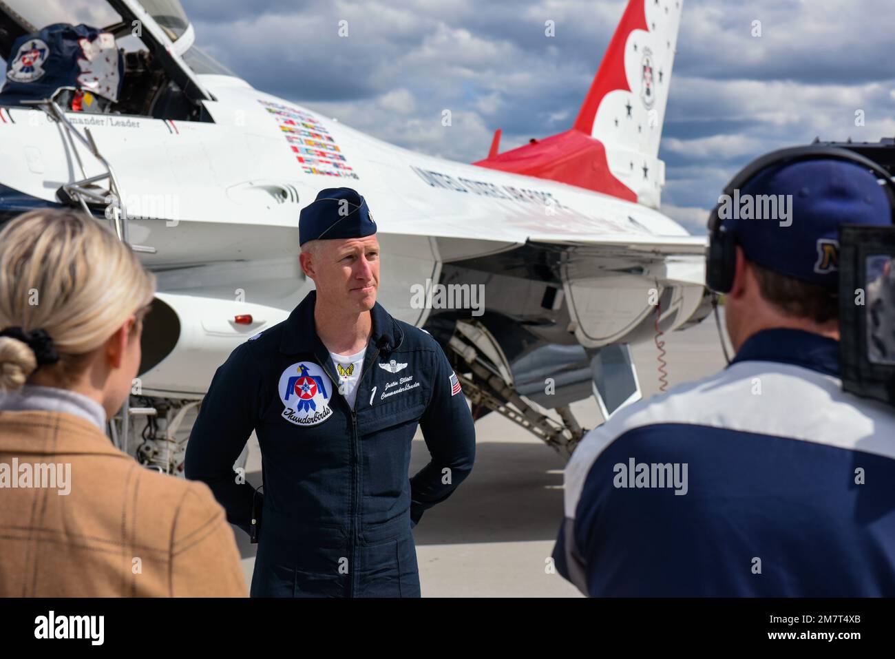 USA Oberstleutnant Justin Elliott, Thunderbirds Commander, gibt ein ...