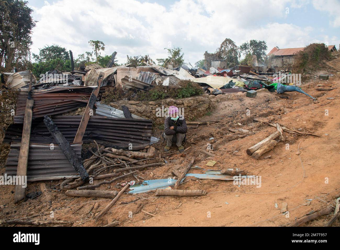 Shan State, Myanmar. 14. Dezember 2022. Ein alter Mann sitzt vor einem ...