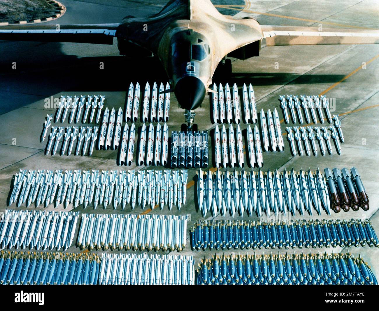 Ein B-1-Bomber parkt auf der Fluglinie, vor dem ein künstlerisches ...