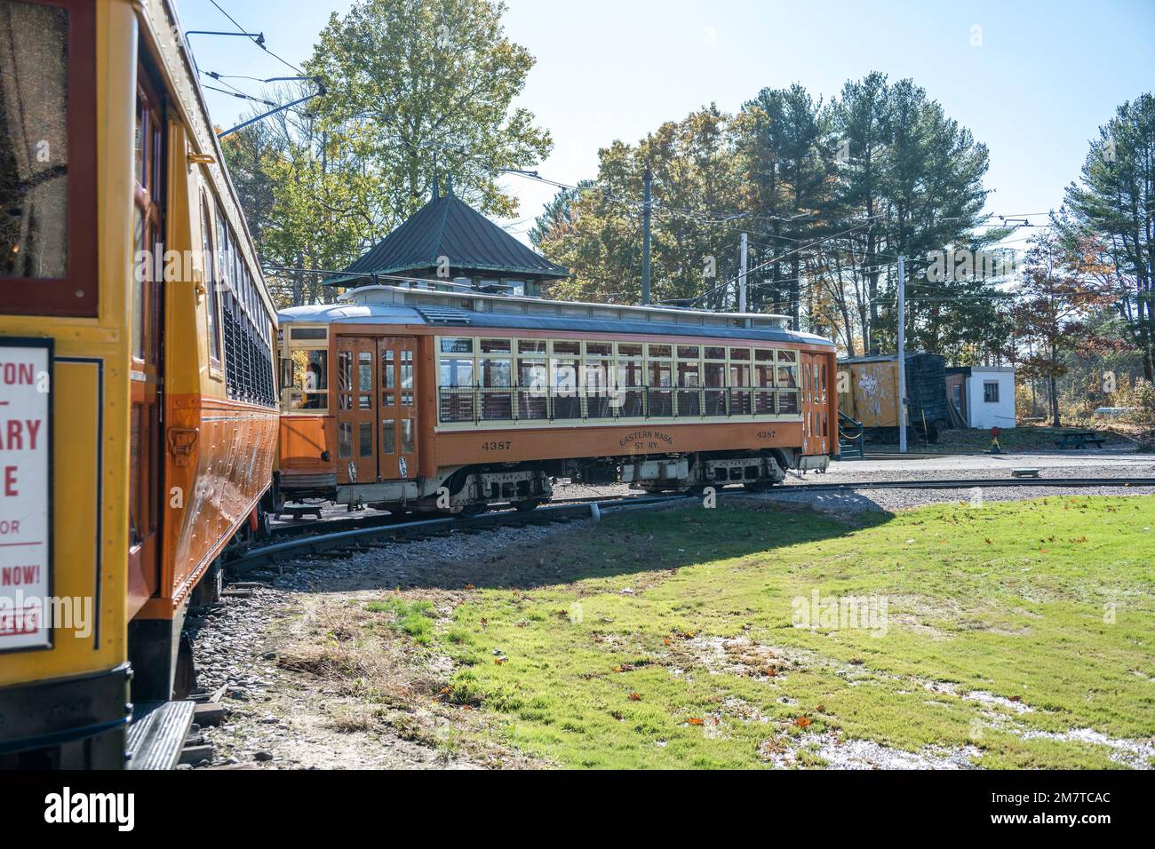 Die Straßenbahnen Nr. 639 und Nr. 4387 im Seashore Trolley Museum der ...