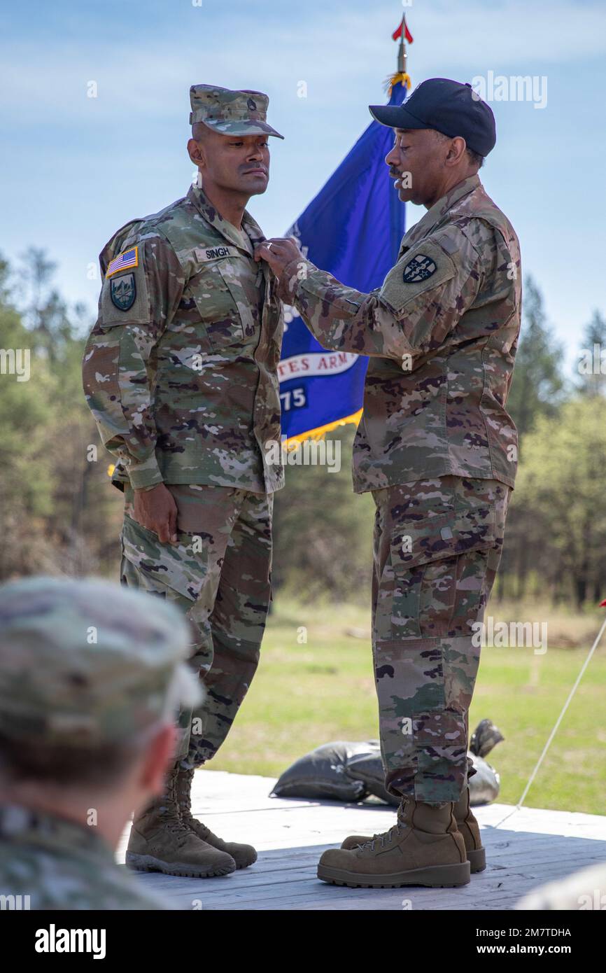 USAR Soldier SSG Edward Singh Chollet erhält das „Expert Soldier ...