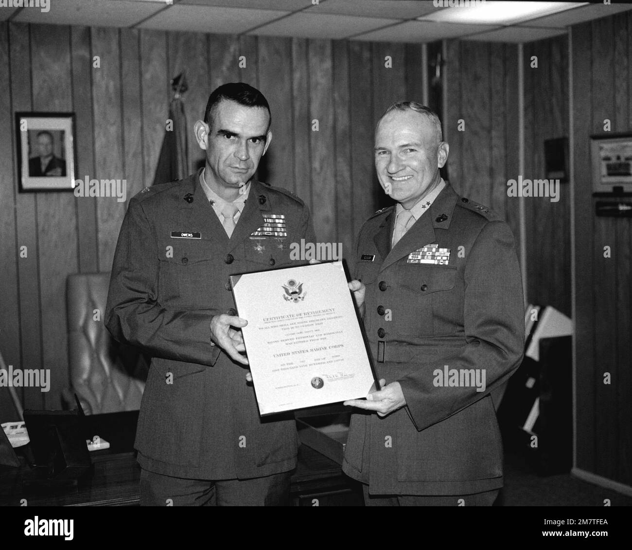 Major General Harold G. Glasgow, richtig, legt Lieutenant Colonel Owen ...